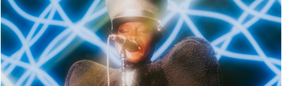 LIVE PICS // ERYKAH BADU live in Cincinnati at The Andrew J Brady Music ...